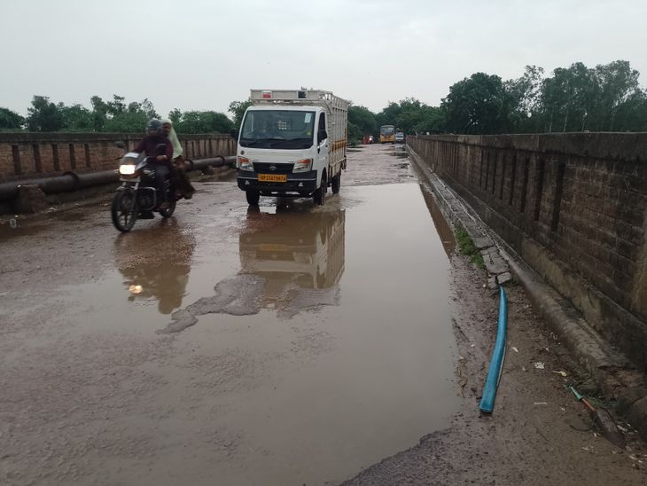 People are facing problems due to waterlogging on Sharda Canal Bridge