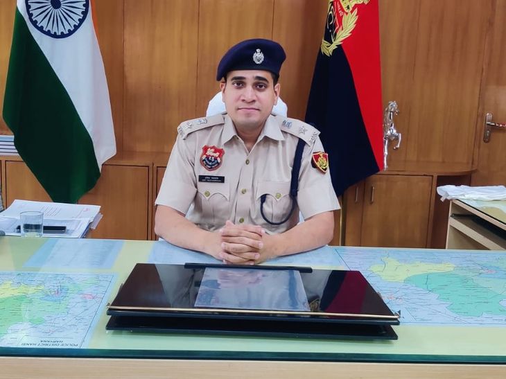 Hisar Hansi SP Suspends Police Personnel Drinking Duty Sleeping ...