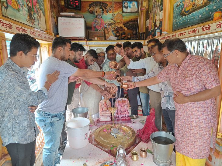 Shiva devotees did Abhishek of Bhole Baba