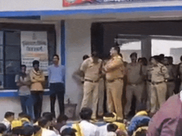 Jais gheraoed the police station in Barwani | बड़वानी में जयस ने किया ...