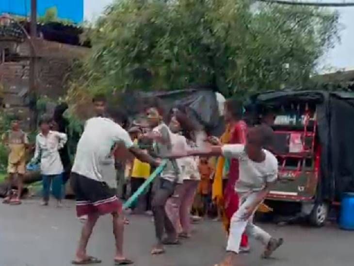 Belts were fiercely used among shopkeepers in Jajmau VIDEO