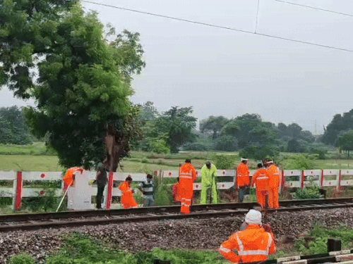 Due to rain, the railway track collapsed in Kanpur, Kalindi Express had ...