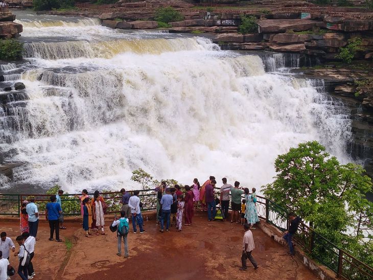 Crowd of tourists at Rajdari-Devdari waterfall in Chandraprabha ...