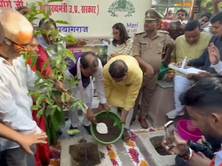 Deputy CM planted a sapling on the martyr wall | डिप्टी सीएम ने शहीद ...