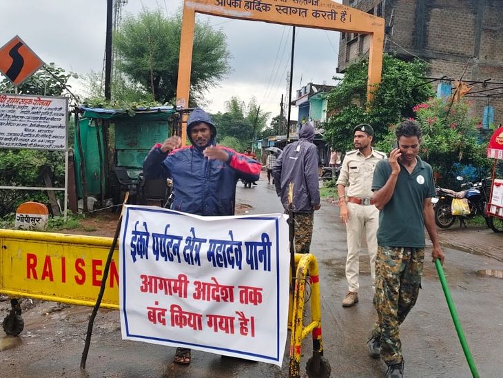 Tourists arriving to see the Mini Pachmarhi waterfall in Raisen ...