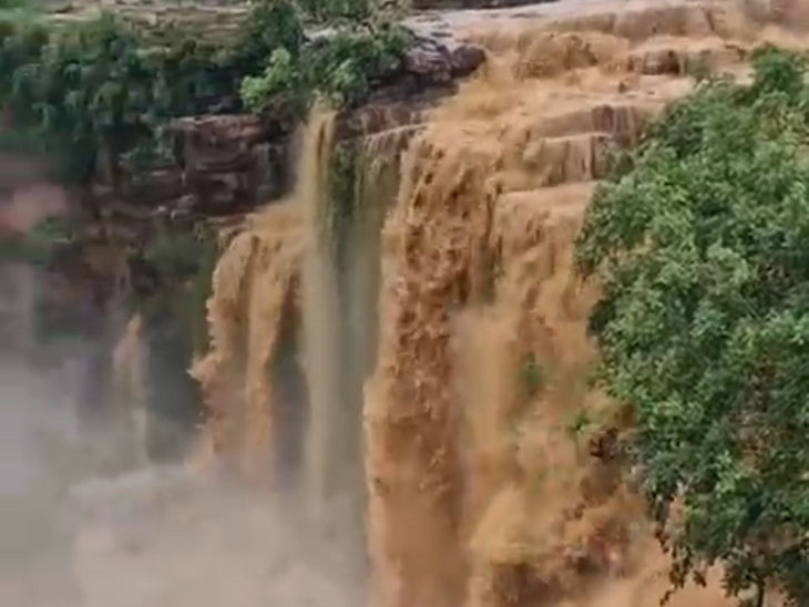 Dongri pond burst in Bamori area of Guna | गुना के बमोरी इलाके में ...