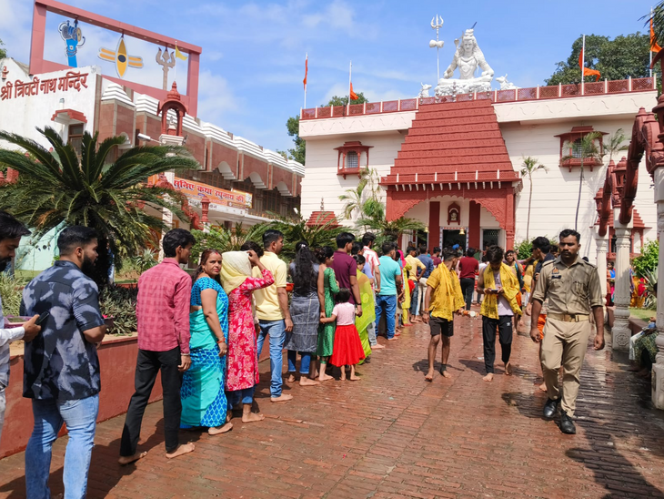 Thousands of devotees reached the famous Trivatinath temple of Bareilly