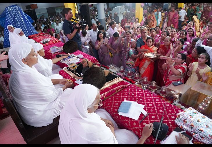 Installation of urn for Chaturmas in Vigyan Nagar Digambar Jain temple ...