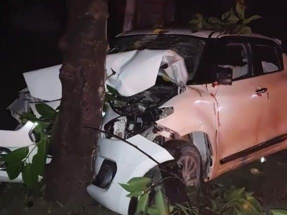 Maruti car collided with a tree, three people referred to medical college