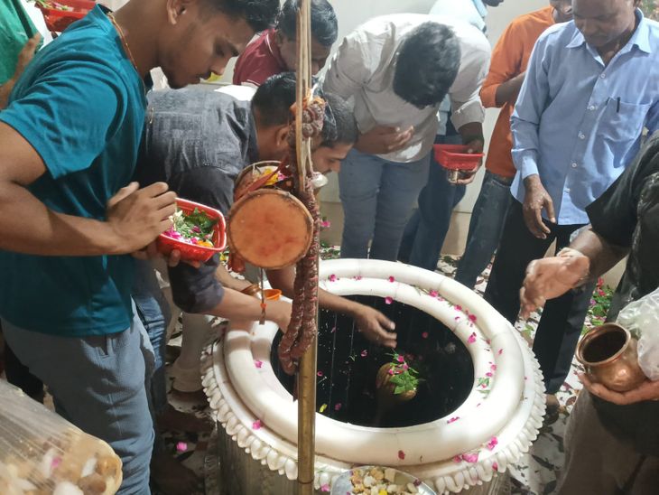 Thousands of devotees performed Jalabhishek at Siddheshwar Mahadev ...