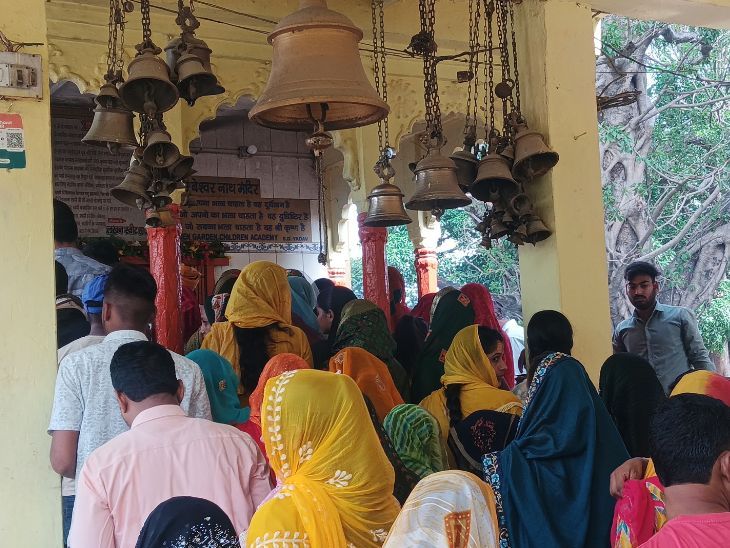 Devotees gathered at Nimbeshwar Nath temple on the first Monday | पहले ...