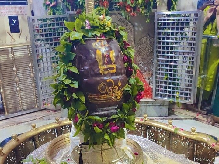 Devotees gathered in Shiva Dham Kundeshwar temple in Tikamgarh | शिवधाम ...