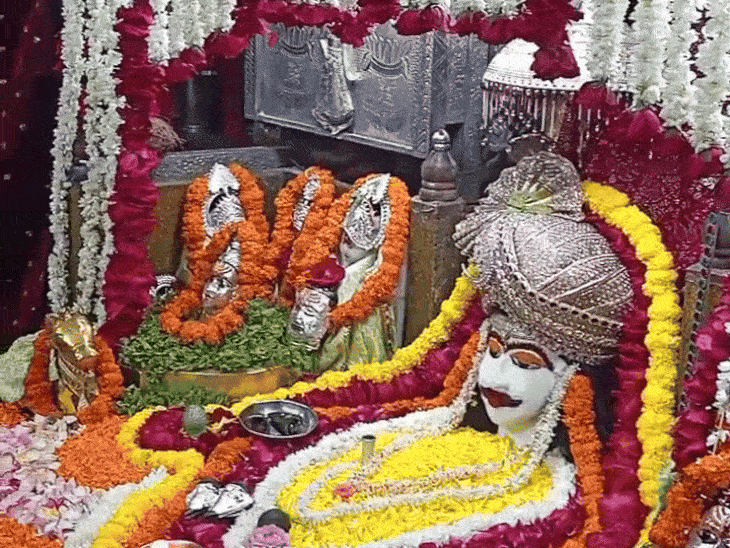 Baba Bateshwar dressed in the form of Karpoor Gauram