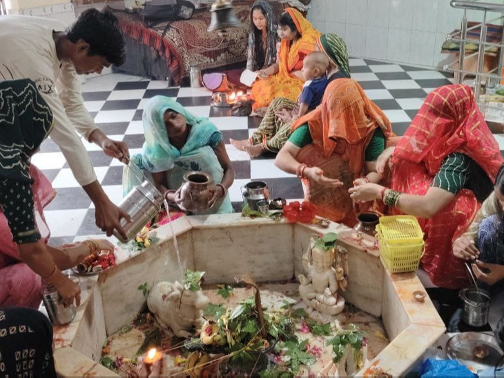 Special worship of Lord Shiva is being done/bharatpur/shivratri ...