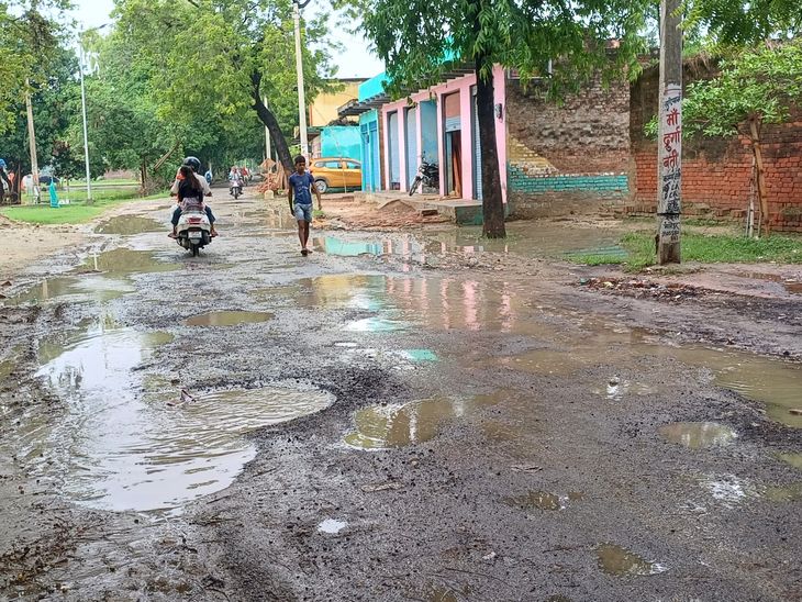 The condition of Suriyawan-Nigoh road is bad | सुरियावां-निगोह मार्ग की ...