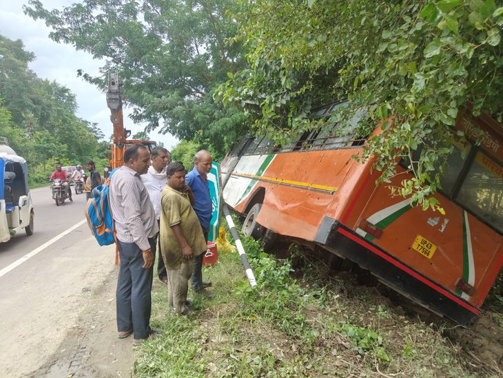Gonda depot bus fell from the highway in the rain | बारिश में गोंडा डिपो की बस हाईवे से गिरी ...