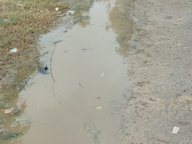 Dirty water filled on the roads in Ghoswal village | घोसवाल गांव में ...