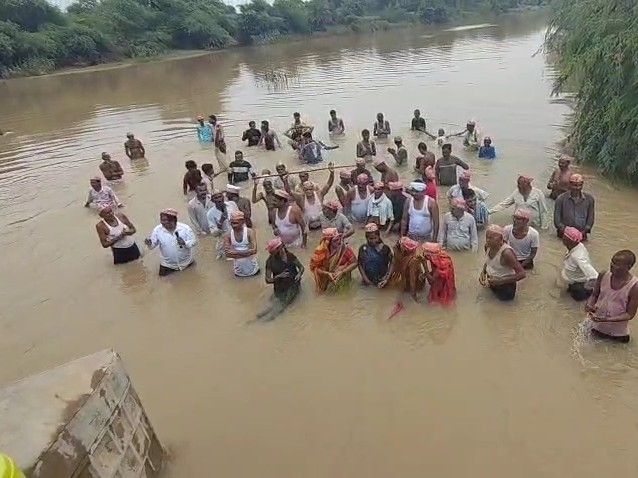 Broken rampart of Verma river in Mahoba | महोबा में वर्मा नदी का टूटा ...