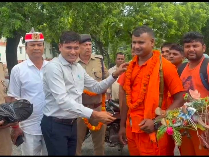 Kanwariyas from Nepal welcomed in Nautanwa | नेपाल से आए कांवड़ियों का ...