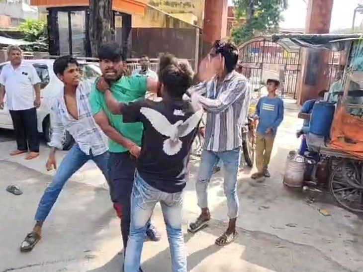 Fight between two groups at the bus stand, VIDEO | बस स्टैंड पर दो ...