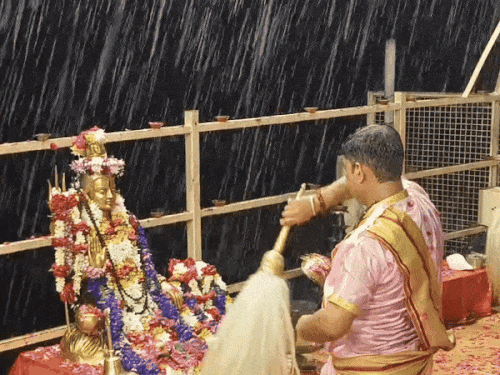 Ganga Aarti in torrential rain... Har Har Mahadev's chants echoed in ...