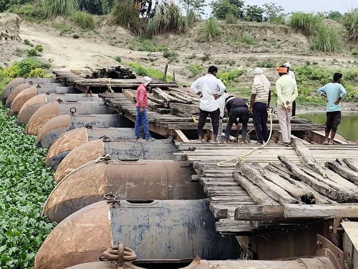 Pipa bridge connecting three districts in Mau removed | मऊ में तीन ...