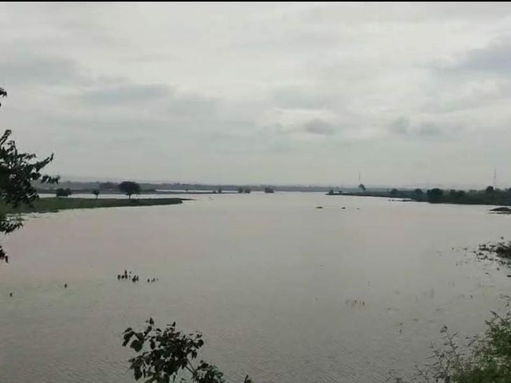 The water level of the Son River increased
