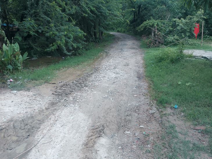 The condition of road in Para Paharpur of Rudauli is bad | रुदौली के ...