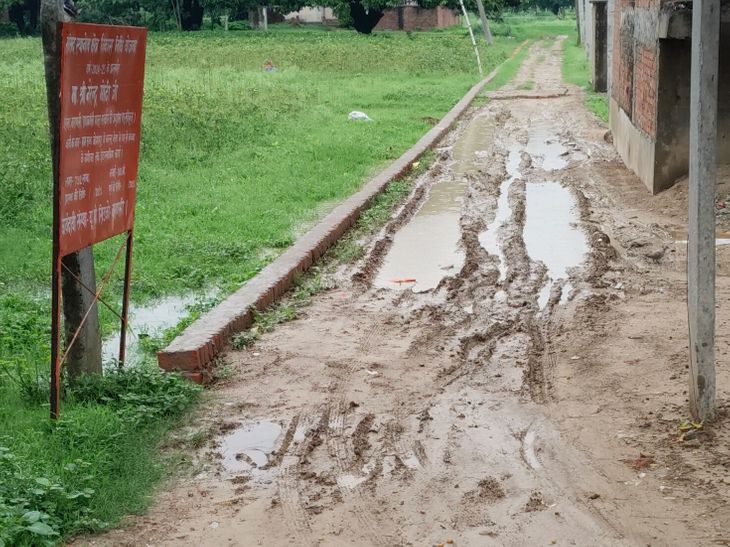 The roads of Rajatalab Mahgaon are dilapidated | राजातालाब महगांव की ...