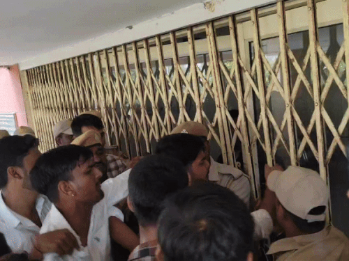 Rajasthan kota Students create ruckus in Kota University, semester exam ...