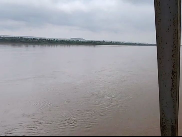 The water level of Chambal river is continuously falling in Morena