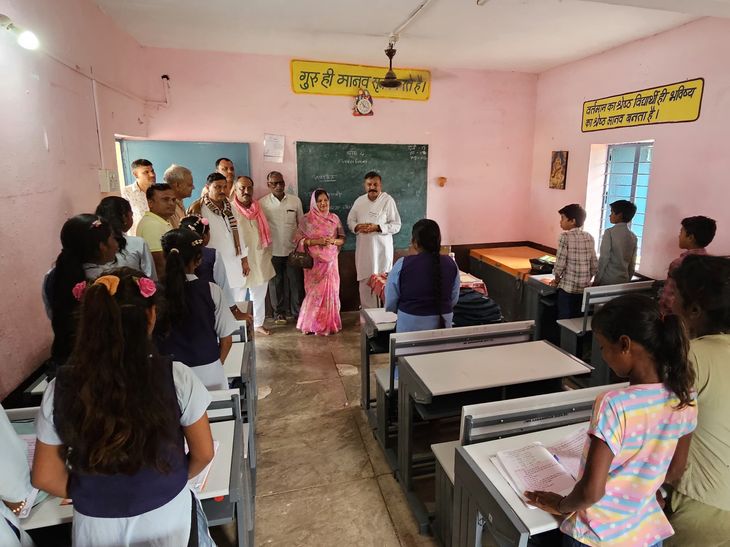 Harda MLA told the children in Khirkiya- study for 10 hours | खिरकिया ...