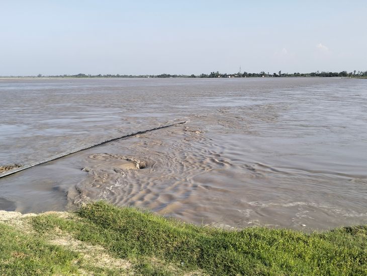 The erosion of the Sharda river is swallowing the land of farmers