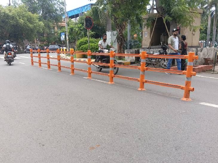 PU barriers will be installed for left turn free in Noida Trial is ...
