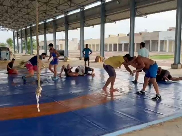 Preparation for wrestling competition in Jaitsar | जैतसर में कुश्ती ...