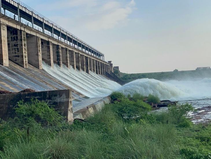10 thousand cusecs of water released from Parvati dam | पार्वती बांध से ...