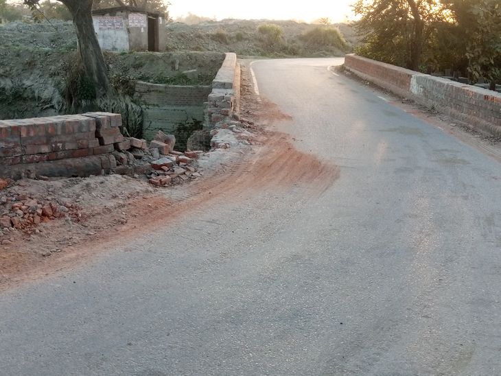 Broken culvert railing near Chitouna Head
