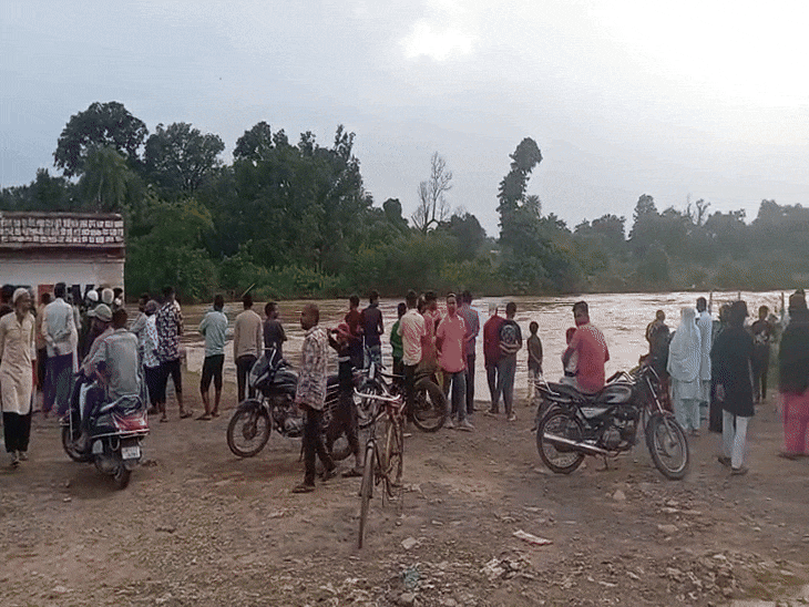 A young man who went to make reels in Rewa was swept away in the river