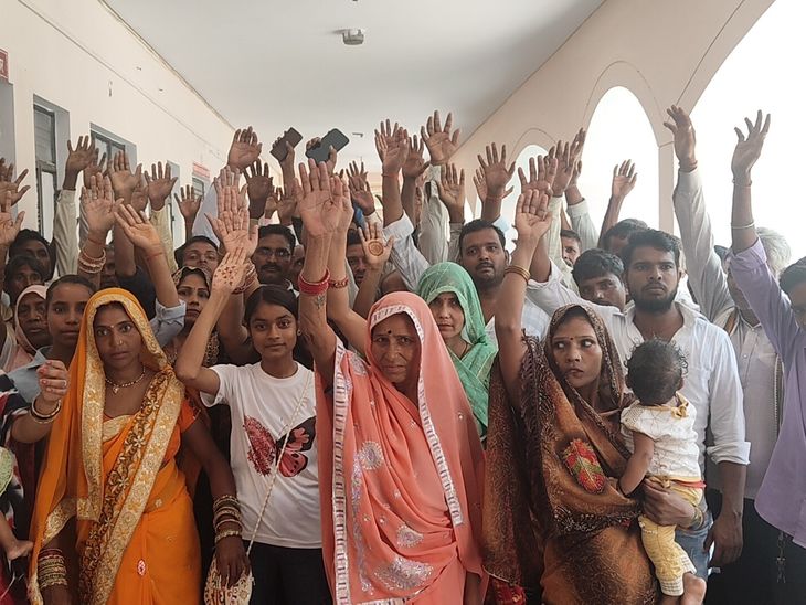 Villagers submitted a complaint to SDM against the ration dealer in ...