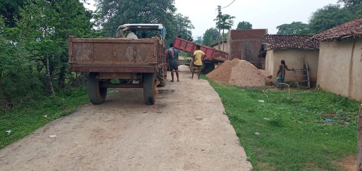 Navapara of Katghora: Sand transportation and storage openly
