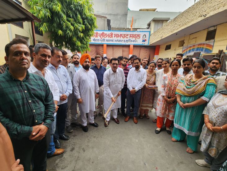 10 lakhs each were given to the schools of Kundanpuri and Shahi Mohalla ...
