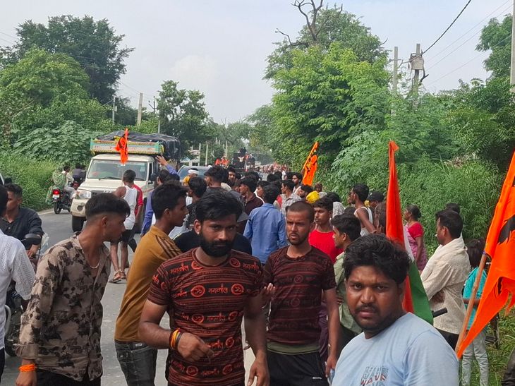 Bikes of Kanwariyas collided with each other in Jasrana | जसराना में ...