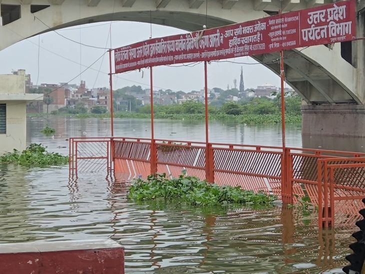 Ganga-Varuna started scaring, 250 families left their homes | गंगा-वरुणा ने लिया रौद्र रूप, 250 ...