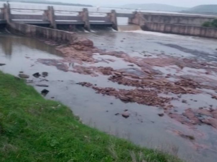 Five automatic gates of Pagara dam closed | पगारा बांध के 6 में से पांच ...