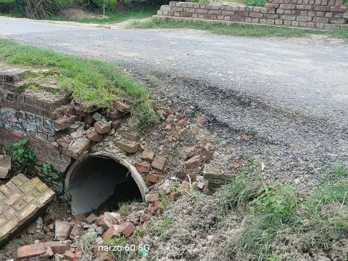 Villagers cross a broken culvert in Raebareli | रायबरेली में टूटी ...