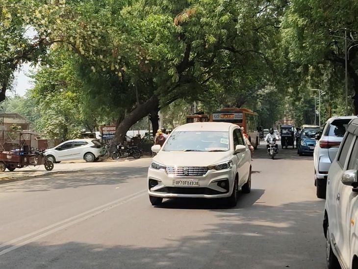 A car without a number plate hit a young man | बिना नंबर प्लेट की कार ...