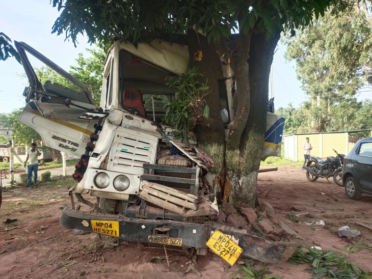 Dumper collided with mango tree due to brake failure