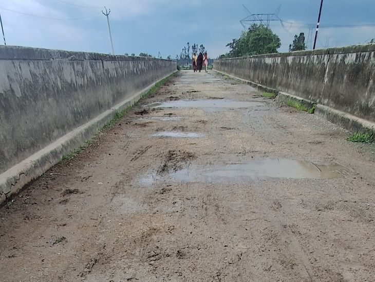 The bridge of Sharda Sahayak Canal has become dangerous
