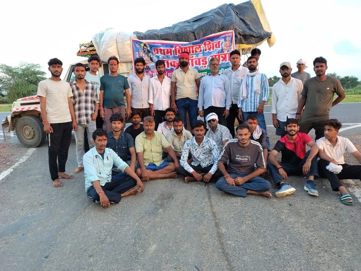 24 Kanwariyas left from Badha village of Nadbai | नदबई के गांव बढ़ा से ...