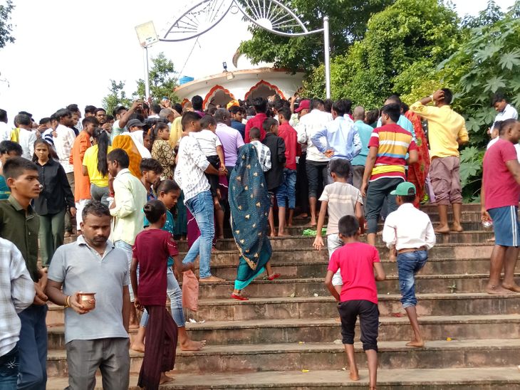 Crowd at Budha Baba temple on the second Monday of Sawan | सावन के ...